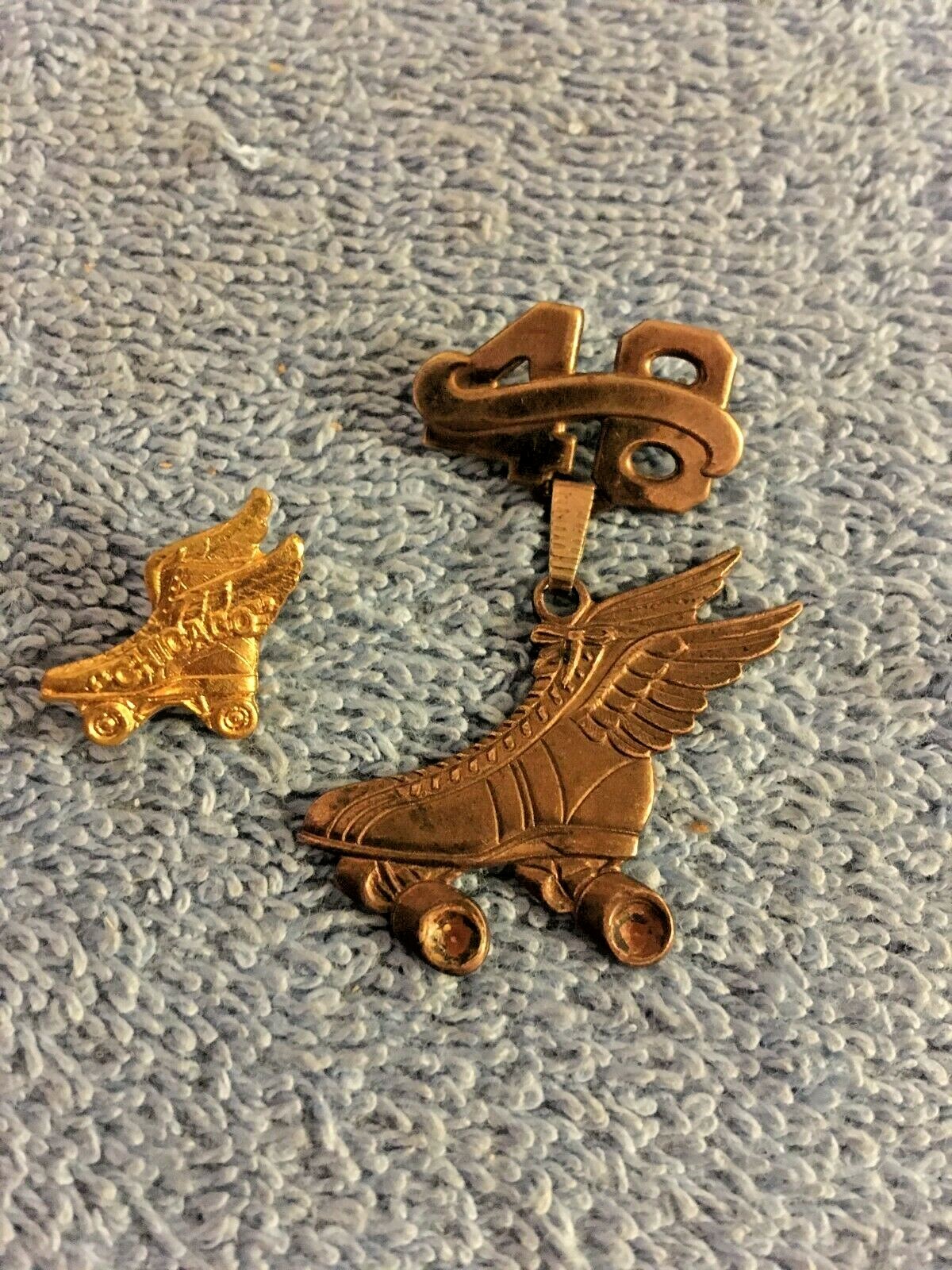 VINTAGE WINGS ROLLER SKATE 1948 LAPEL PIN BROOCH & SM… - Gem