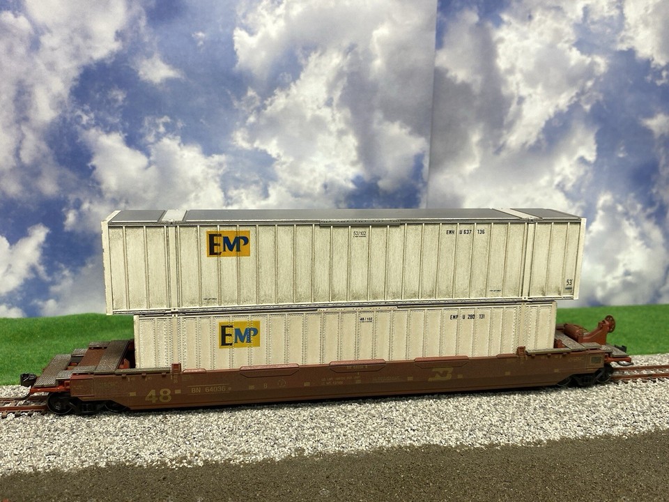 HO Scale Atlas 48’ Well car with a 48’ & 53’ EMP Containers (WEATHERED ...