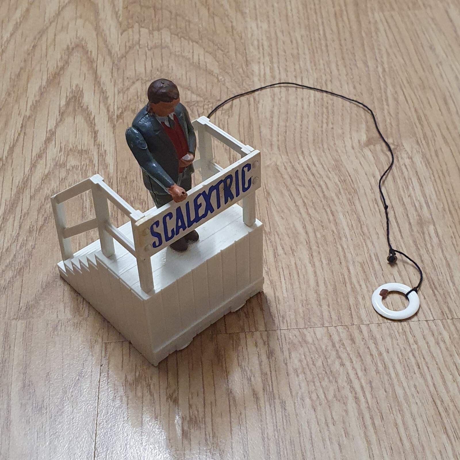 Scalextric 1:32 Starter Figure On Rostrum - F303 #A | eBay