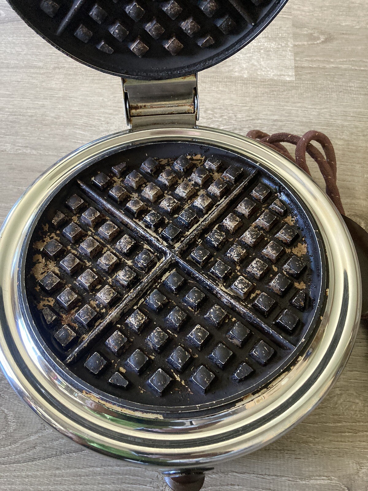 Vtg Chrome Toastmaster Model 2D2 Waffle Iron Maker Bakelite Handles Art ...