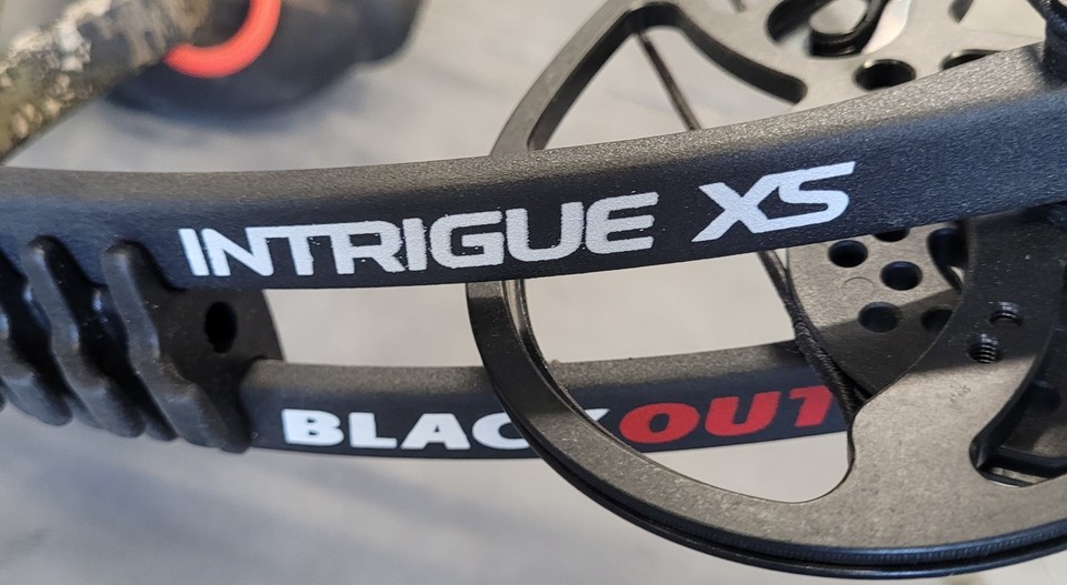 Intrigue XS Blackout Compound Bow with Quiver/5 Blackout XS Envy 340 ...