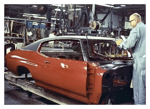 CHEVROLET CHEVELLE ASSEMBLY LINE FACTORY MAN WORKING 1970 5X7 PHOTO | eBay