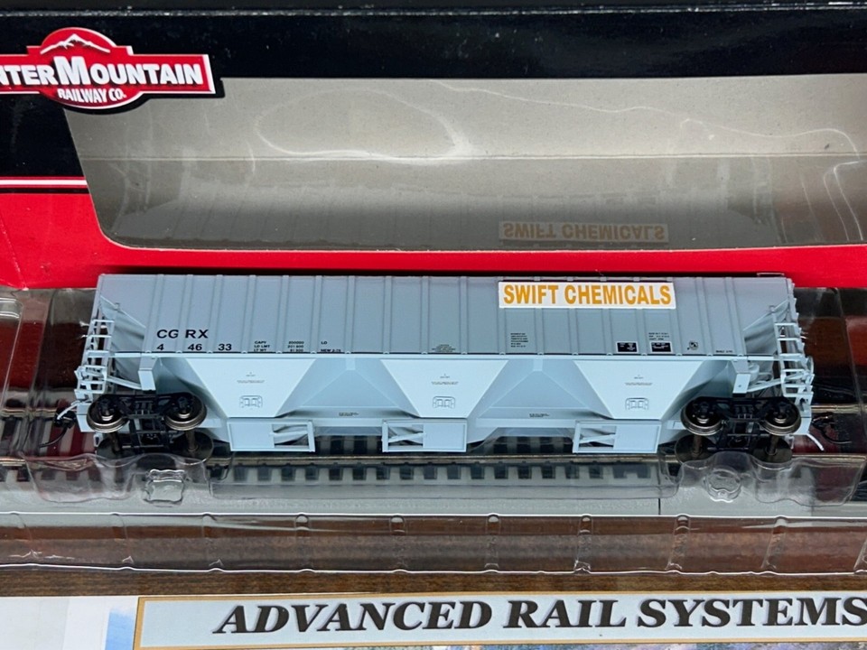 SWIFT CHEMICALS 4750 ft 18 RIB SIDED COVERED 3-BAY HOPPER CAR- HO Scale ...