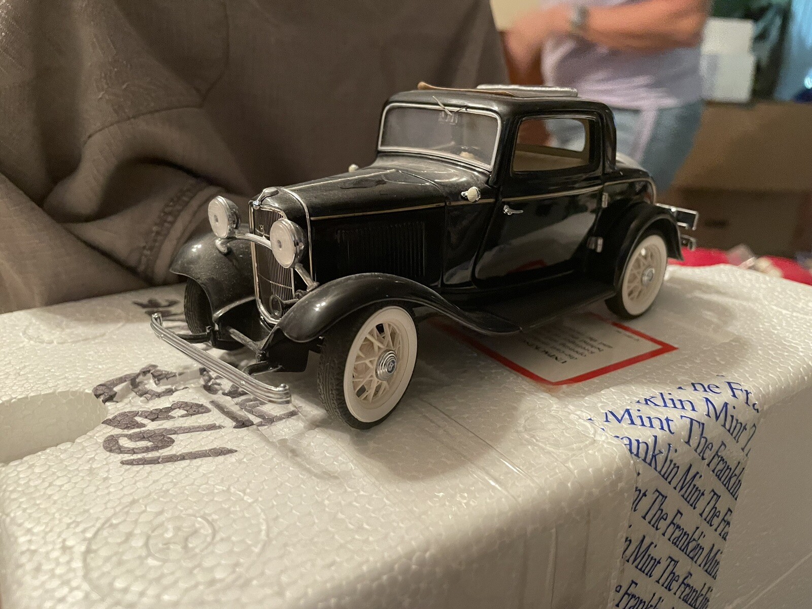 FRANKLIN MINT 1932 FORD DEUCE COUPE 1:24 DIE CAST BLACK & TAN CAR OG ...