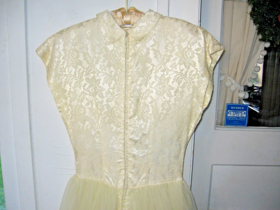 VINTAGE 1940s PALE YELLOW TULLE/LACE EVENING GOWN-CUT ON BIAS-SIDE ...