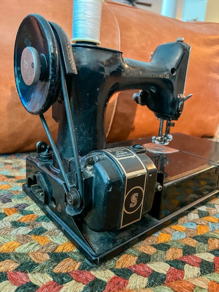 Singer Featherweight 221-1 Sewing Machine WITH ACCESSORIES- Works Well ...