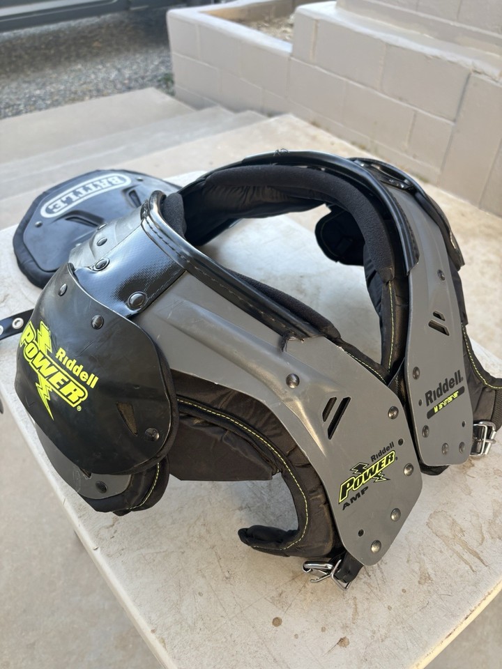 Riddell Youth Football Shoulder Pads with Battle back plate, Medium ...