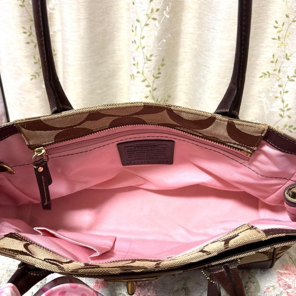 Borsa con logo Coach con nastro rosa, manici in pelle, usata dal ...
