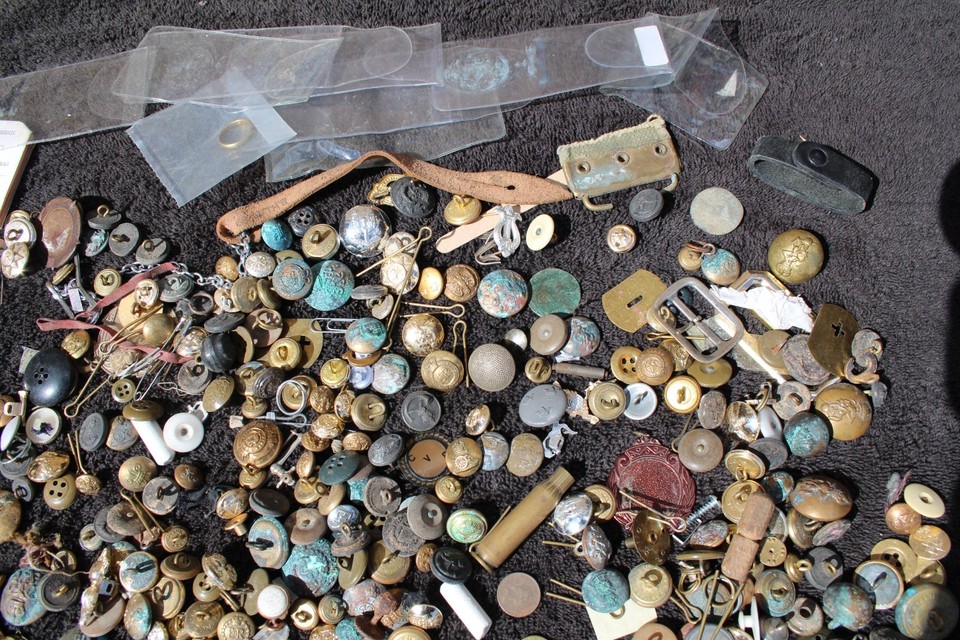 LARGE LOT of BRITISH ARMY BUTTONS BADGES ETC (AUC) | eBay UK