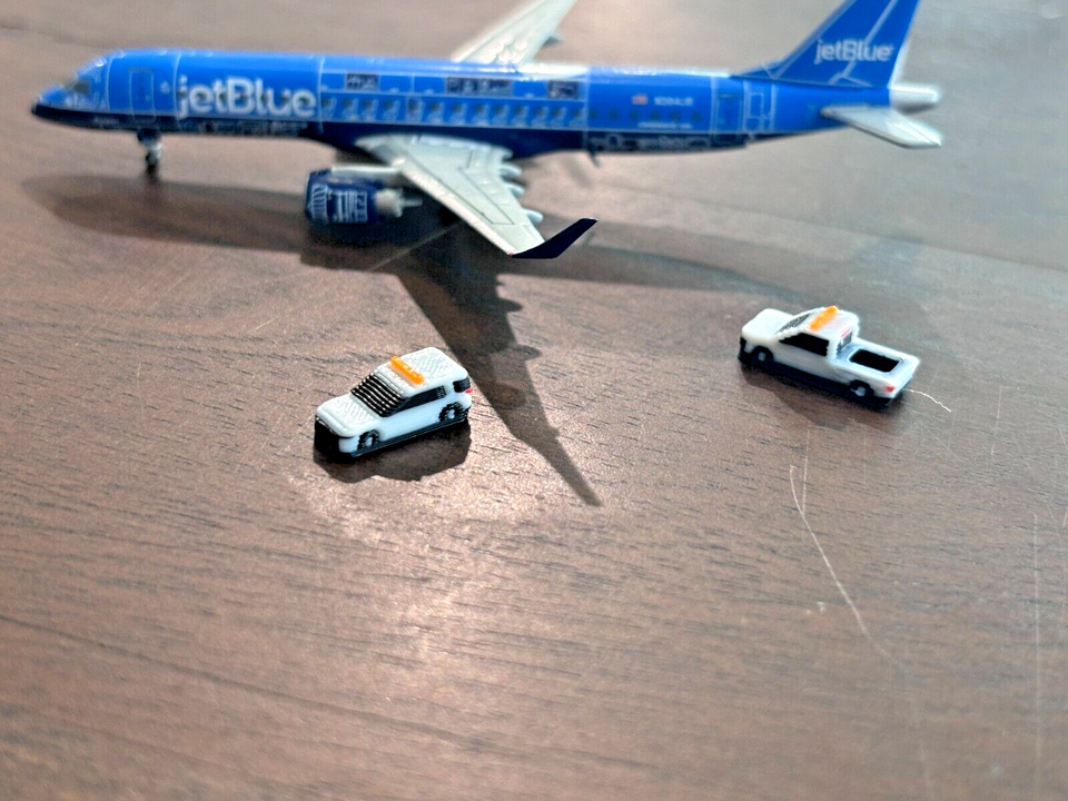 1:400 Model Airport Accessories - 8 Piece Airport Operations Vehicles ...