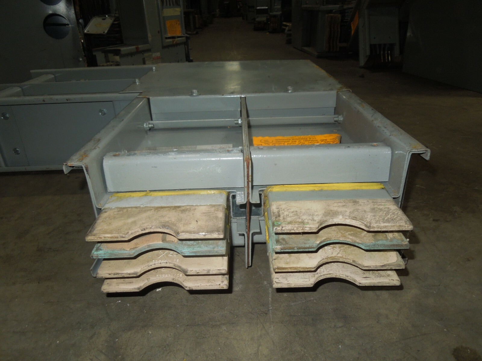 ITE R520AL-SPEC 2000A 3Ph 4W Aluminum Flatwise Left/Right Bus Duct ...