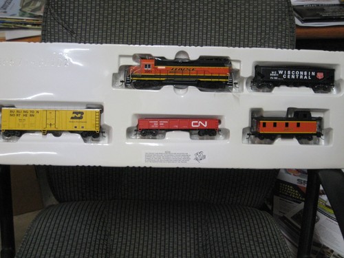 HO BACHMANN RAIL CHIEF TRAIN SET BNSF LOCO & 4 CARS *NO ORIGINAL BOX ...