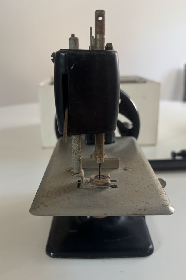 True Antique Singer Model No. 20 Child’s real sewing machine W/box | eBay
