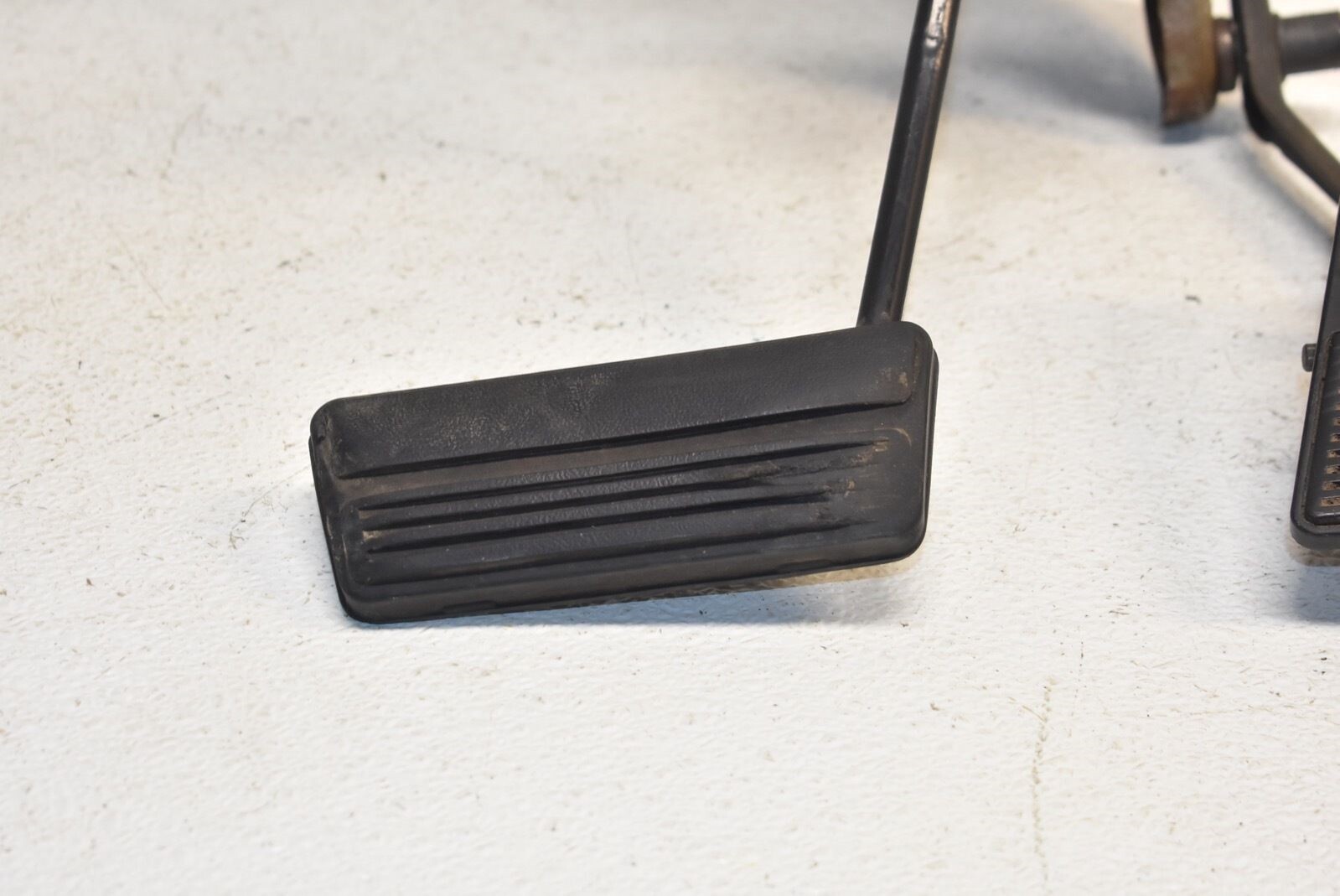 2000-2005 Buick Lesabre Gas & Brake Pedal Assembly OEM 00-05 | eBay