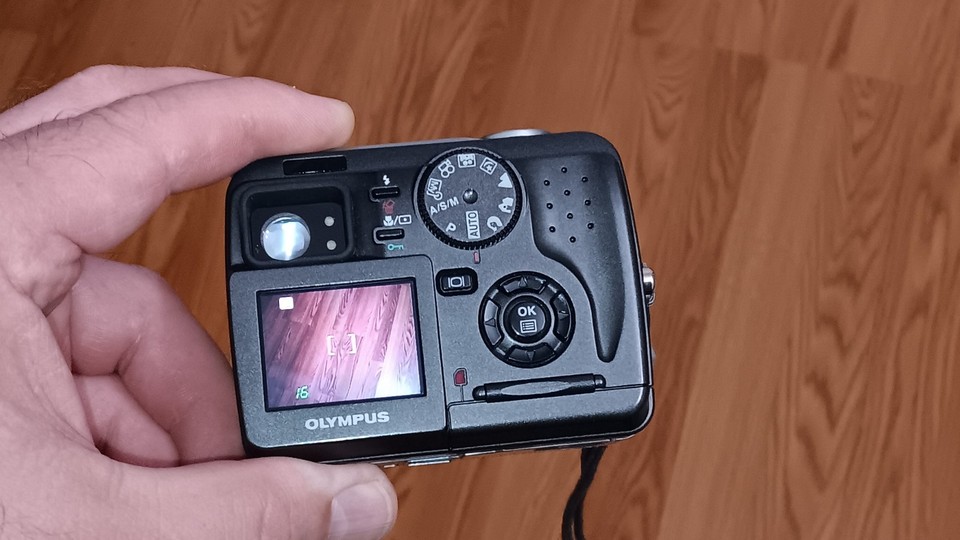 Olympus Camedia D-40 Zoom 4.0MP Digital Camera + 16 mb SmartMedia ...