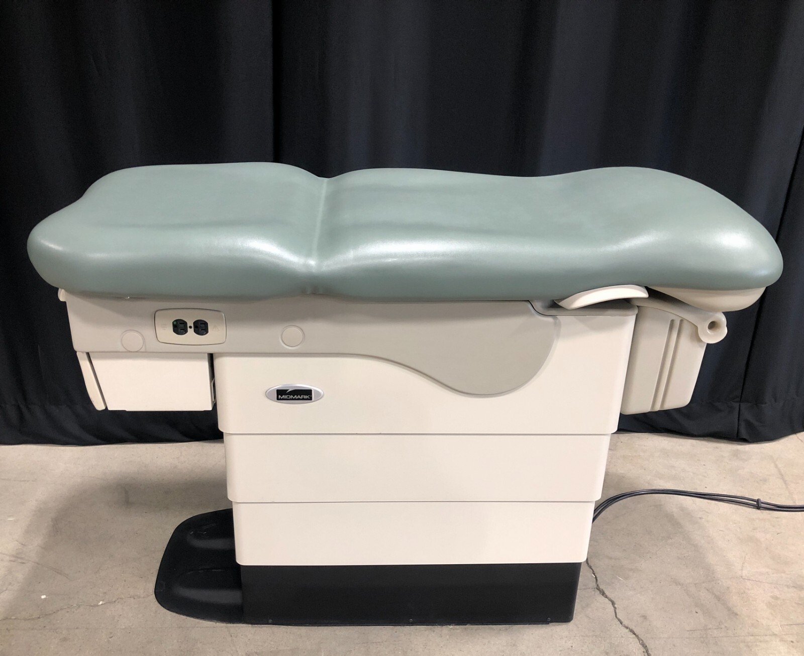 Midmark 623-007 Barrier Free Power Exam Table with Footswitch & Hand ...