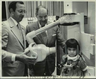 1975 Press Photo Drs. Clay Hunley & Robert Shira inspect panoramic X ...