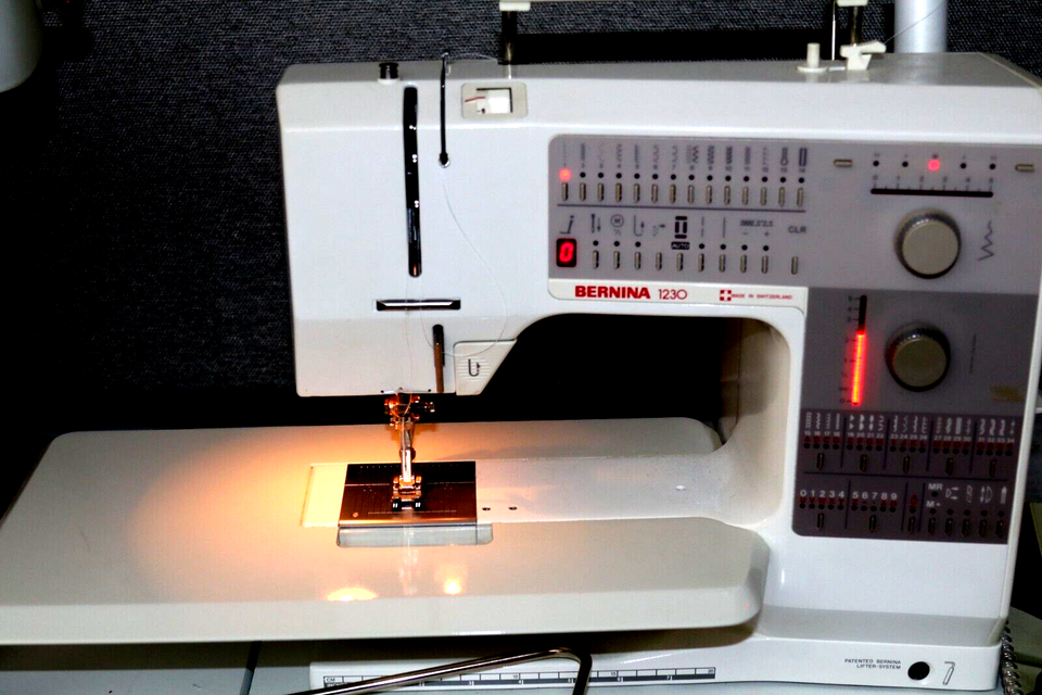 BERNINA 1230 Sewing Machine in EXCELLENT Condition! ~ COMPLETE with ...