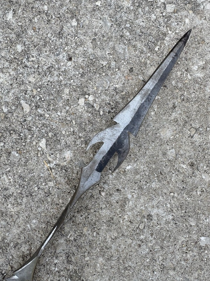 Vintage Philippines Negrito Aeta barbed spear/arrow tip mounted on wood ...