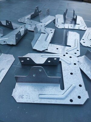 20 x GALVANISED STEEL TRUSSES CLIPS HANGERS FIXING GIRDERS RAFTERS ...
