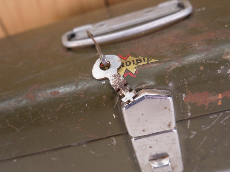 VINTAGE 1940'S STURDIBILT FISHING TACKLE BOX LOCKING WITH KEY ARMY ...