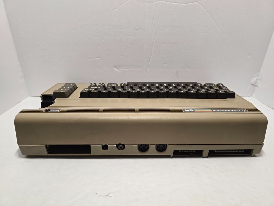 Vintage Commodore 64 C64 Computer w/ Cables BR98YV-64 (Cosmetic Damage ...