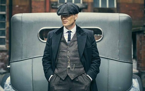 Cillian Murphy leaning against car Tommy Shelby hot Peaky Blinders ...