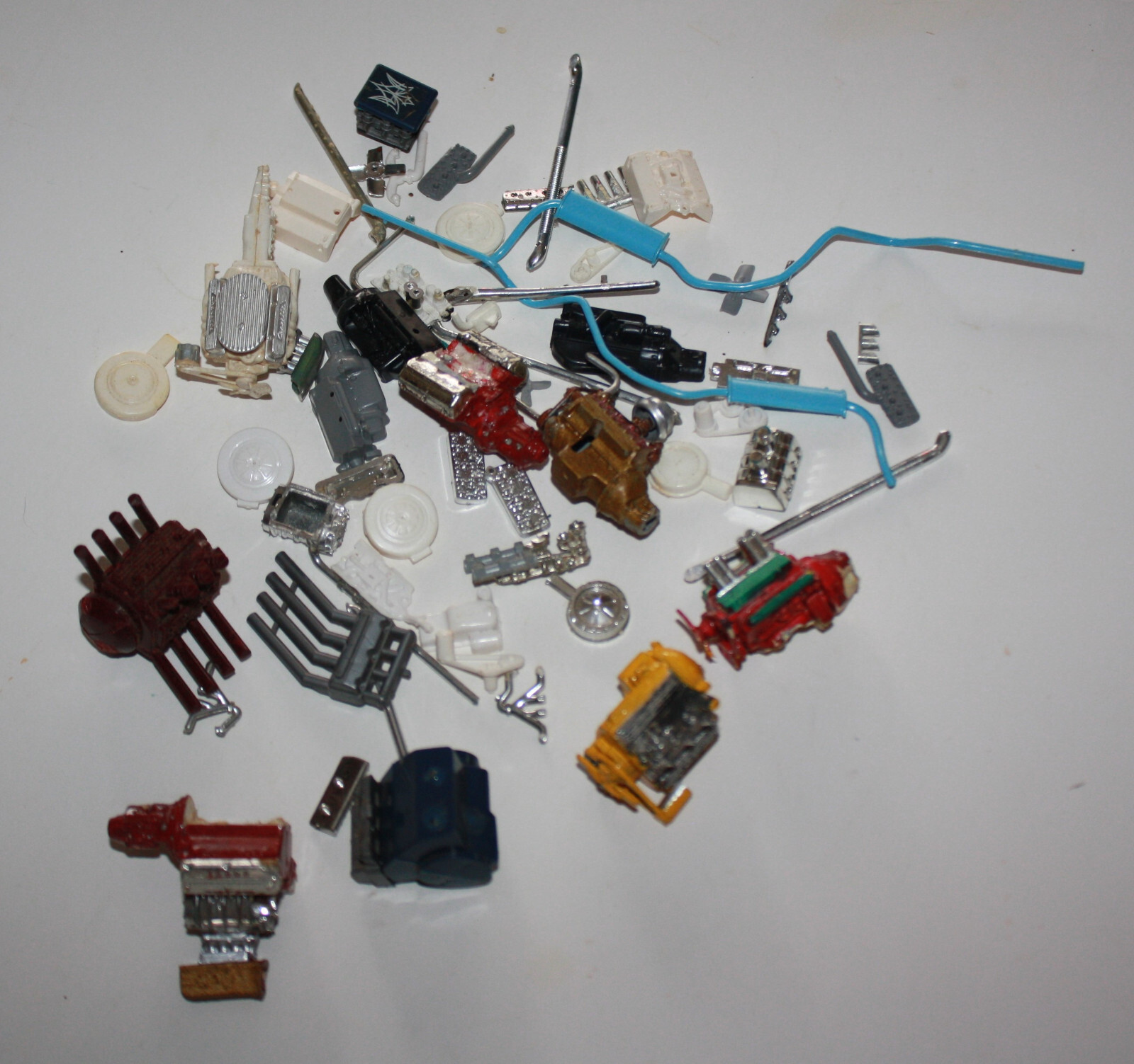 ASSORTMENT OF PLASTIC CAR MODEL ENGINES, ENGINE PARTS AND EXHAUST PARTS