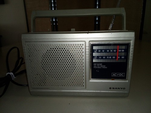 VINTAGE SANYO RP 5230 Portable AM/FM radio. It works. | eBay