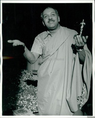 News Photo Kent Martin Actor Holding Award In Stage Production Theater ...