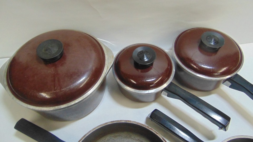 VINTAGE BROWN CLUB CAST ALUMINUM 8 PIECE POTS SKILLET & DUTCH OVEN W ...