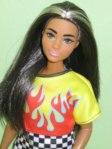 Barbie HVB13 Tan Skintone CURVY FASHIONISTA 179 White Streaks Hair DOLL ...