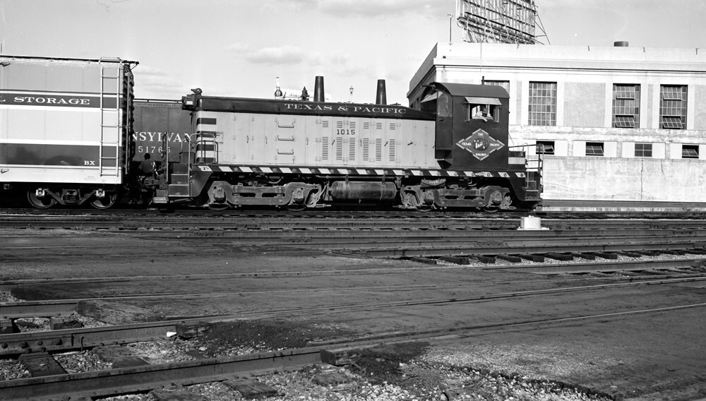 Texas & Pacific EMD NW2 Switcher No. 1015 Dallas TX 1958 5 x 7 Photo | eBay