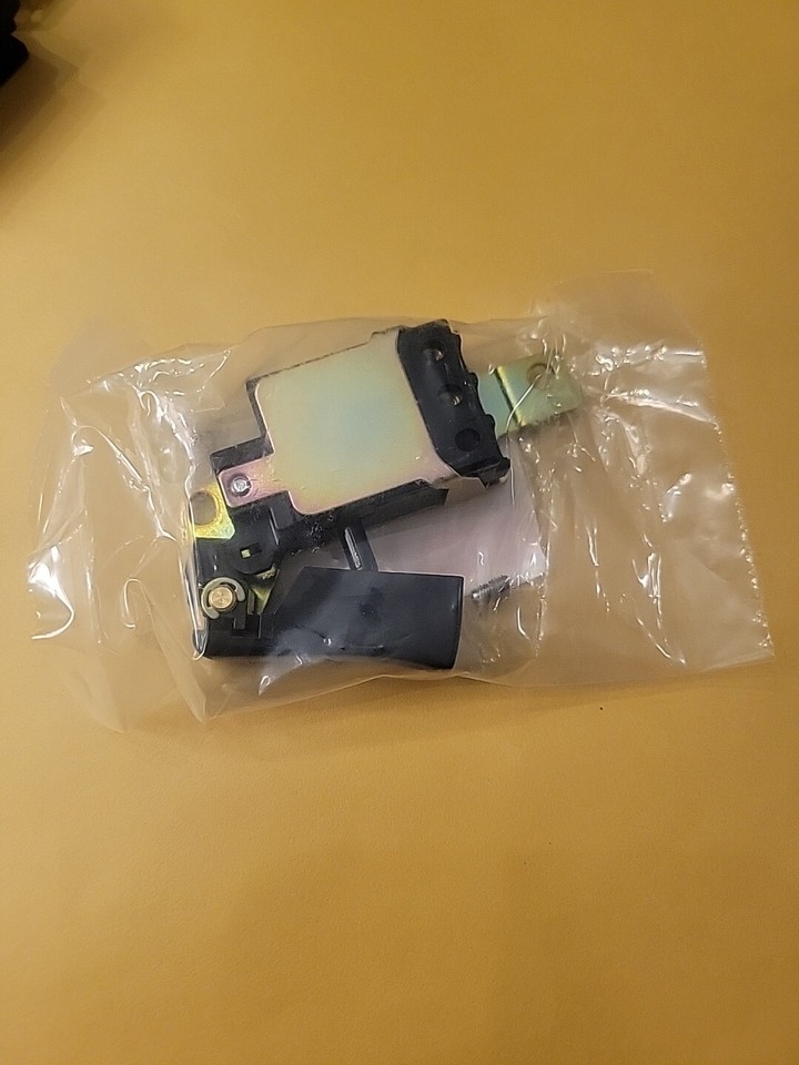 Hitachi Switch 1P Pillar Type W/O Lock Part # 302-446 New In Package C ...