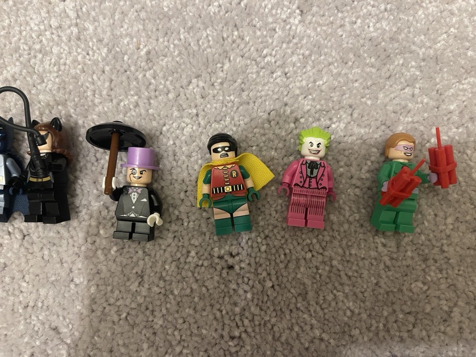 LEGO DC Comics Super Heroes Batman Classic Batcave 76052 mini figs, box ...