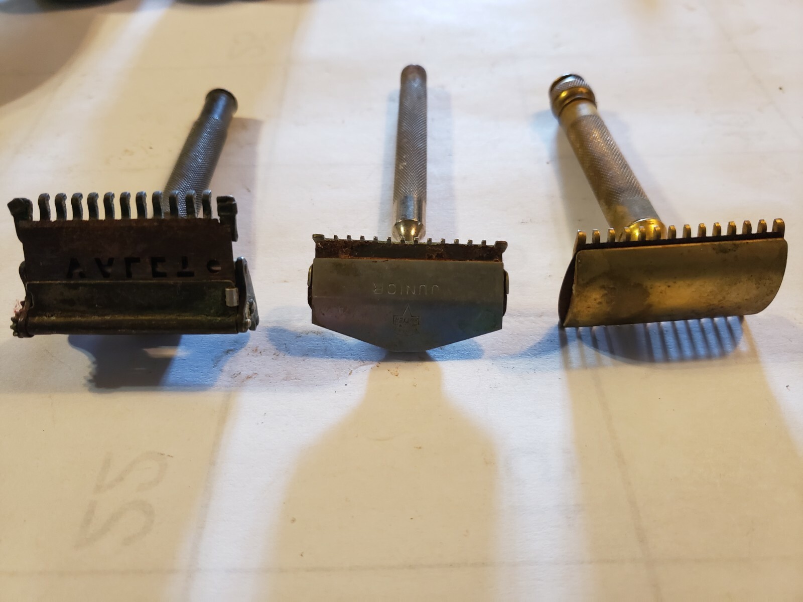 3 VINTAGE ANTIQUE RAZORS VALET AUTO STROP Keen cutter Junior Gillette ...