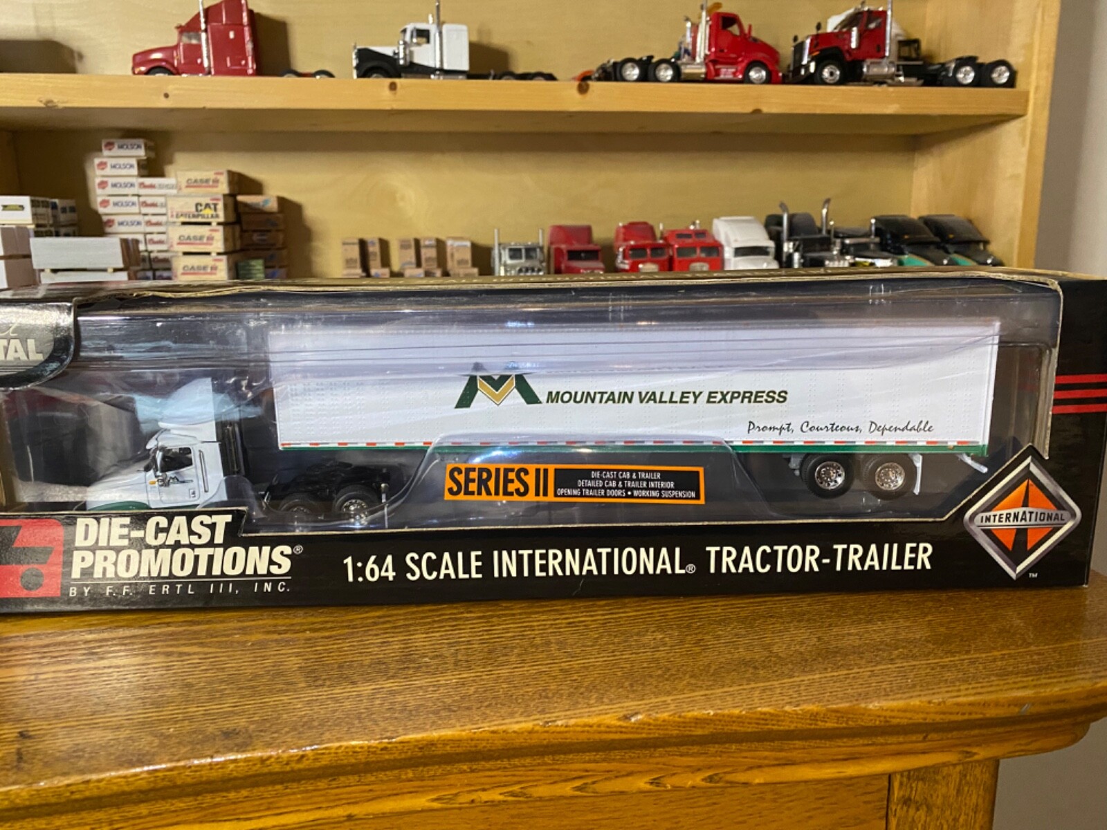 1/64 DCP INTERNATIONAL DAY CAB * 53FT. DRYVAN “MOUNTAIN VALLEY EXPRESS ...