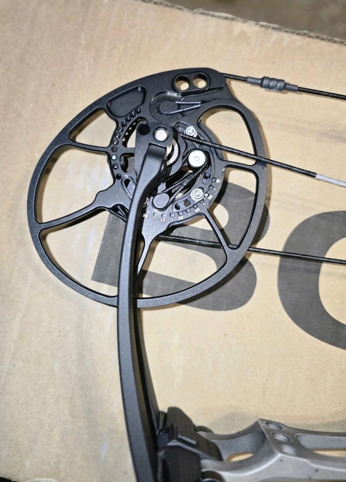 NEW BOWTECH COMMANDER SMU LIMITED EDITION RH COMPOUND BOW 60 POUND 26 ...