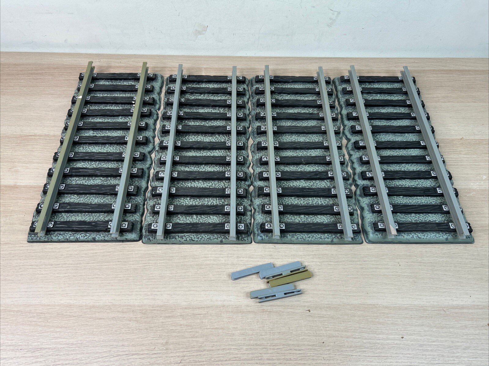 LOT OF 4 VINTAGE JIM BEAM TRAIN TRACK PIECES WITH 6 CLIPS FOR TRAIN ...