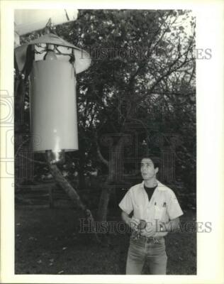 1989 Press Photo Mark Machado of Mosquito Control Inc. checks a light ...