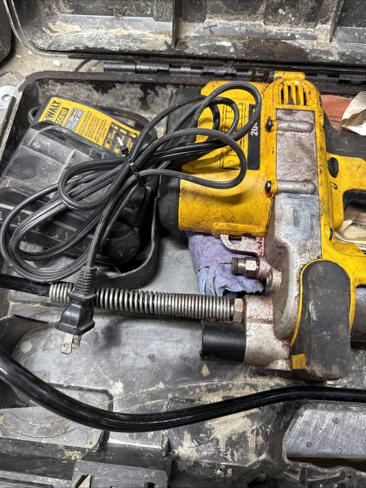 Dewalt DCGG571 Cordless Grease Gun 20V w/ 20V Battery Charger Case DCGG ...