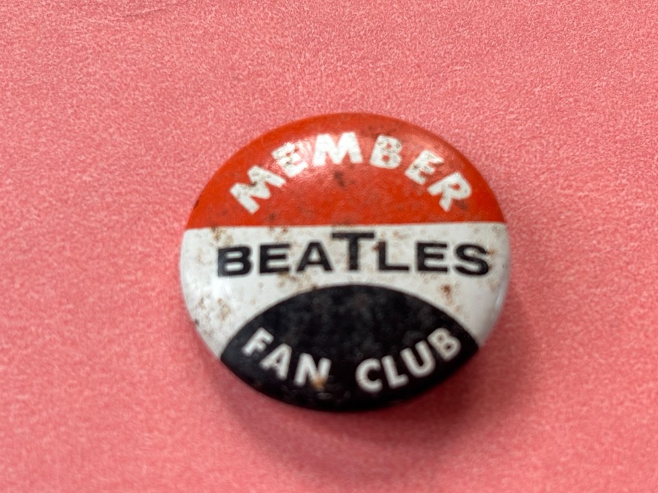VINTAGE BEATLES MEMBER FAN CLUB PIN; MARKED: GREEN DUCK CO. CHICAGO ...