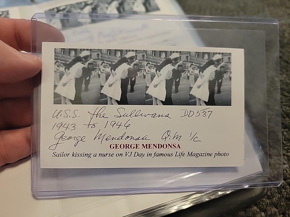 GEORGE MENDONSA Signed 3x5 Index Card KISSING SAILOR WWII TIMES SQUARE ...