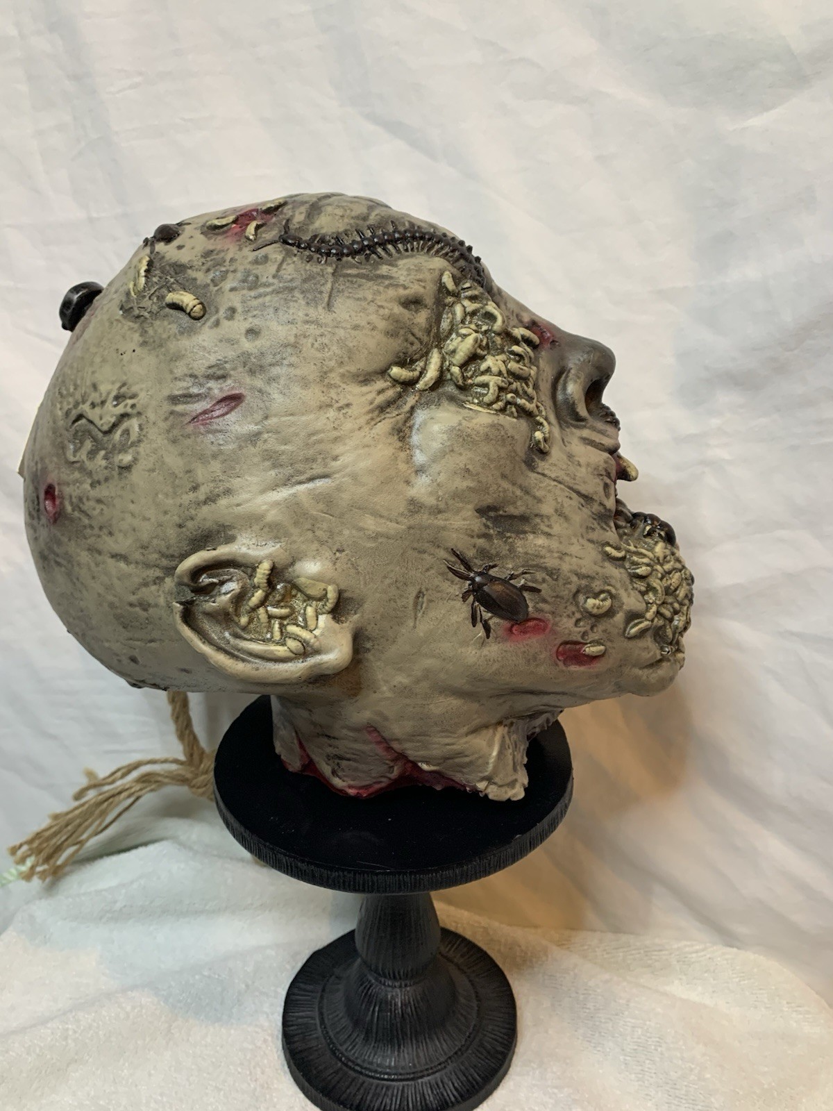 Hanging Severed ZOMBIE Head Corpse Rotten Maggots Halloween Prop Undead ...
