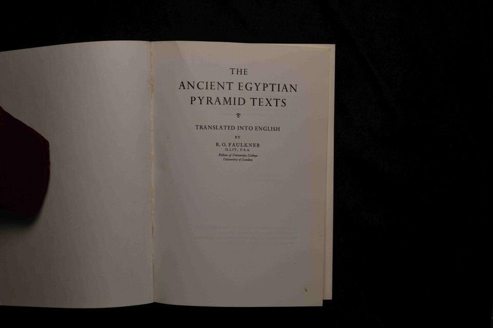 The Ancient Egyptian Pyramid Texts by Raymond Oliver Faulkner (1993 ...
