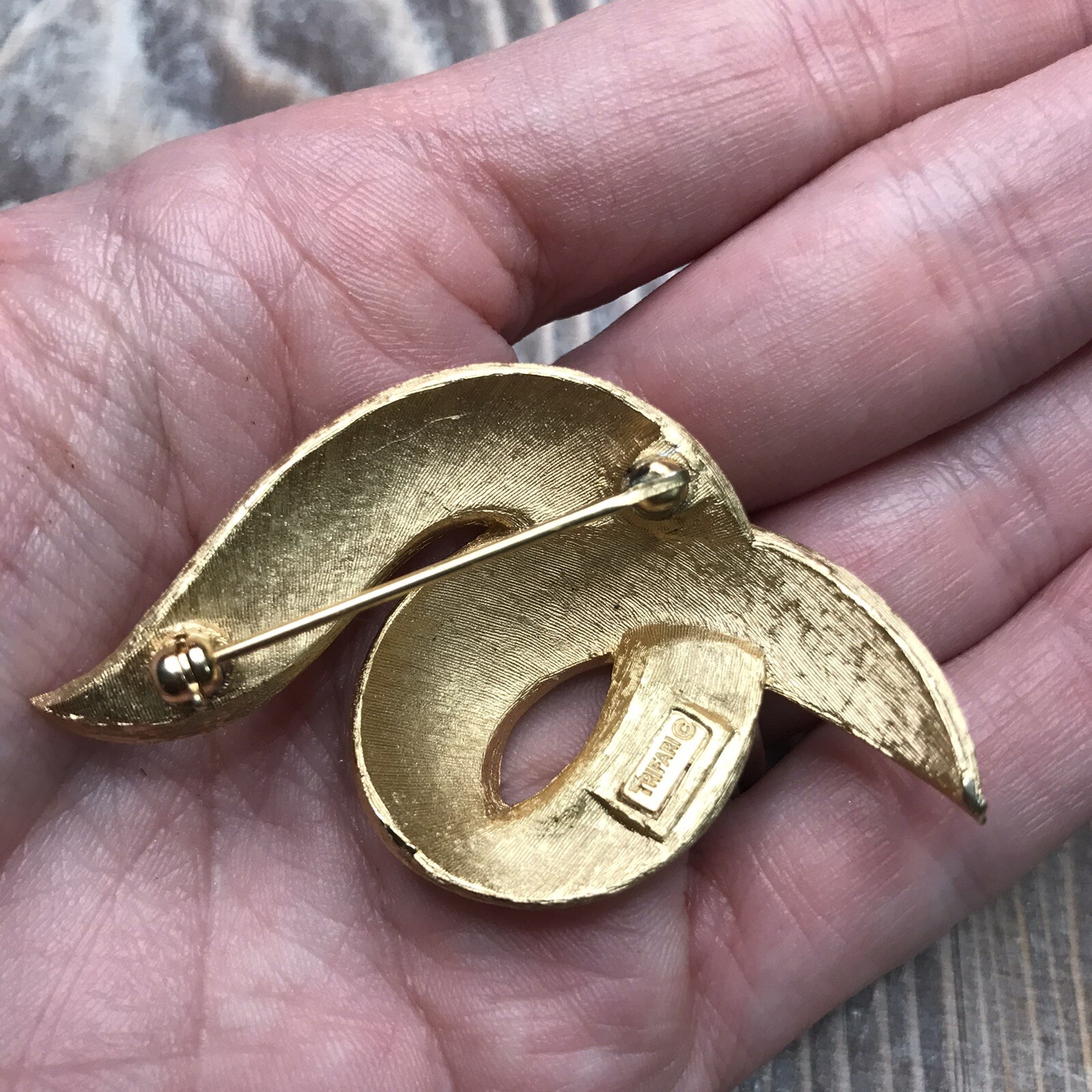 Vintage TRIFARI Brushed Swirl BROOCH Swoosh Ribbon Go… - Gem