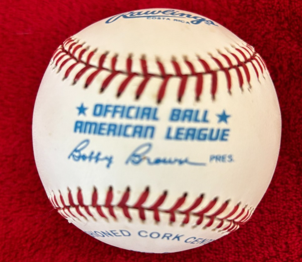 RICKEY HENDERSON autographed basesball on Bobby Brown President RO-A ...