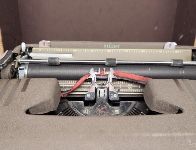 Vintage 1950s Smith Corona Silent Manual Typewriter (Case Doesn't Latch ...