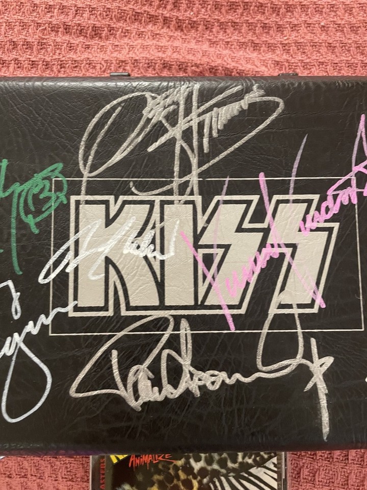 KISS Lot - Box Set Signed By 8 + Eric Carr Signed Card Ace Frehley Gene ...