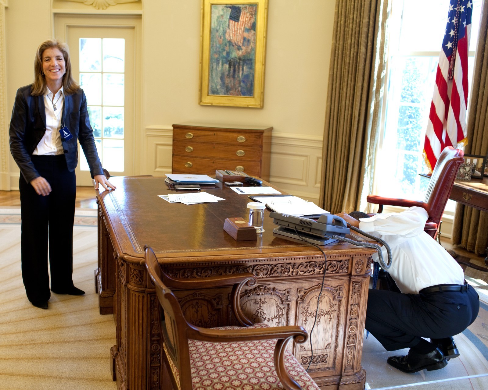 BARACK OBAMA EXAMINES RESOLUTE DESK WITH CAROLINE KENNEDY 8X10 PHOTO ...